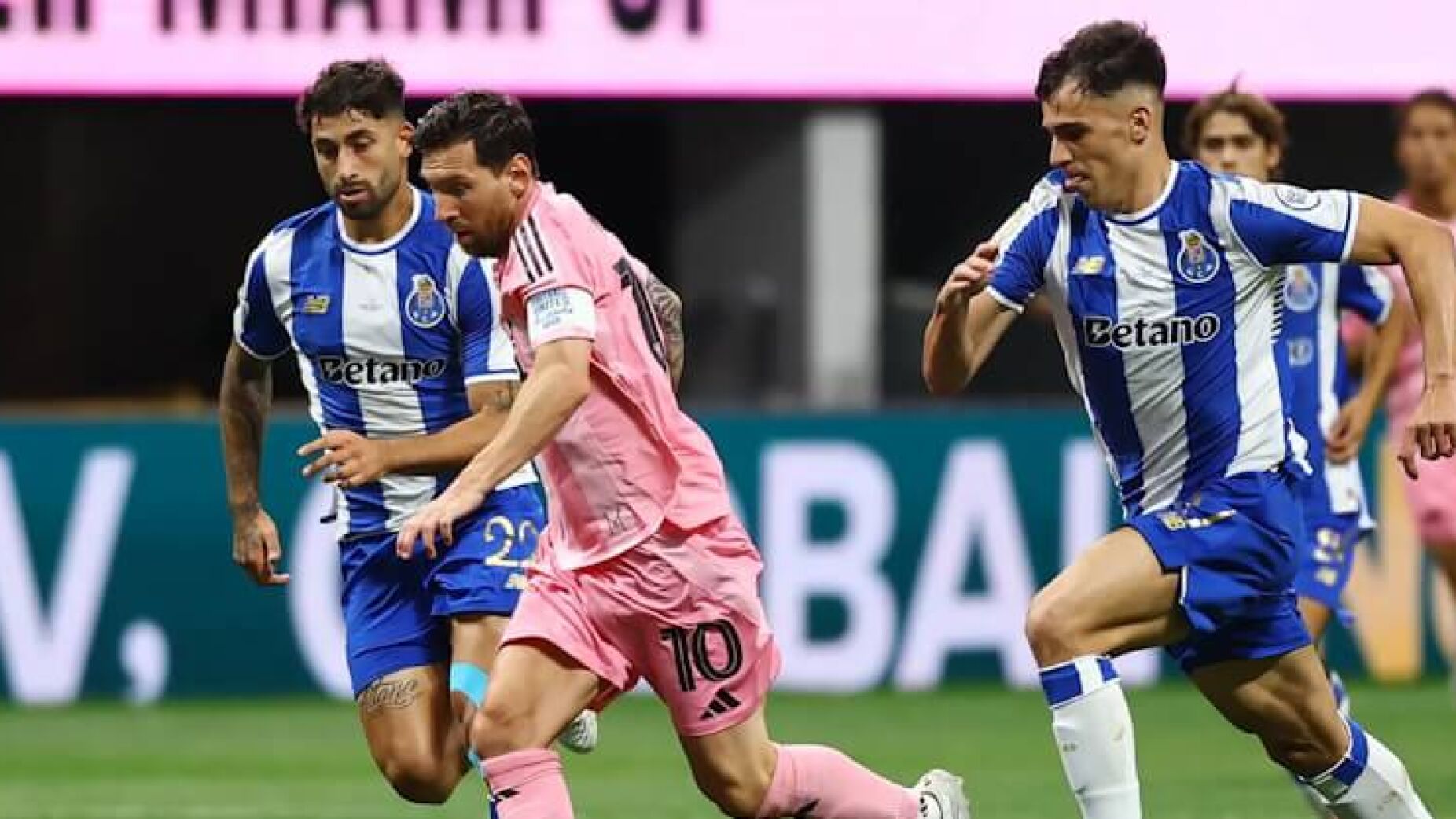 FIFA explica o que não se viu no lance do golo de Messi ao FC Porto ...