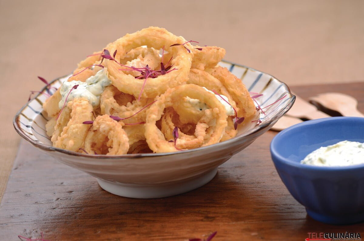 Argolas de cebola fritas com maionese de alho e ervas - Teleculinária