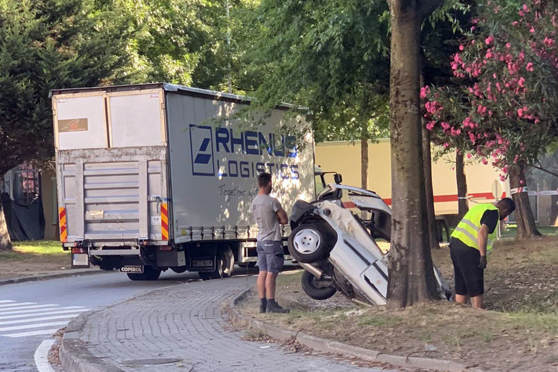 Carro capota após despiste e cai num ribeiro em Braga Carro capota após despiste e cai num ribeiro em Braga