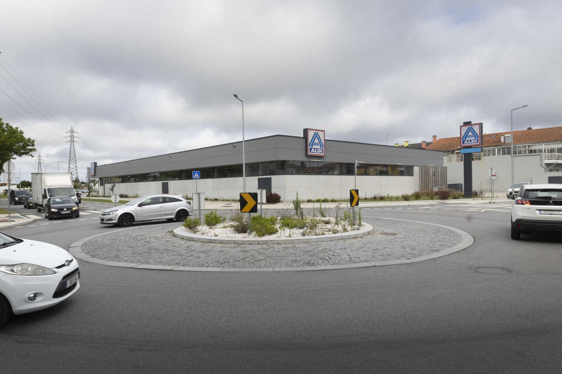 Aldi exige 830 mil euros a grupo de ex-juiz acusado de corrupção Aldi exige 830 mil euros a grupo de ex-juiz acusado de corrupção