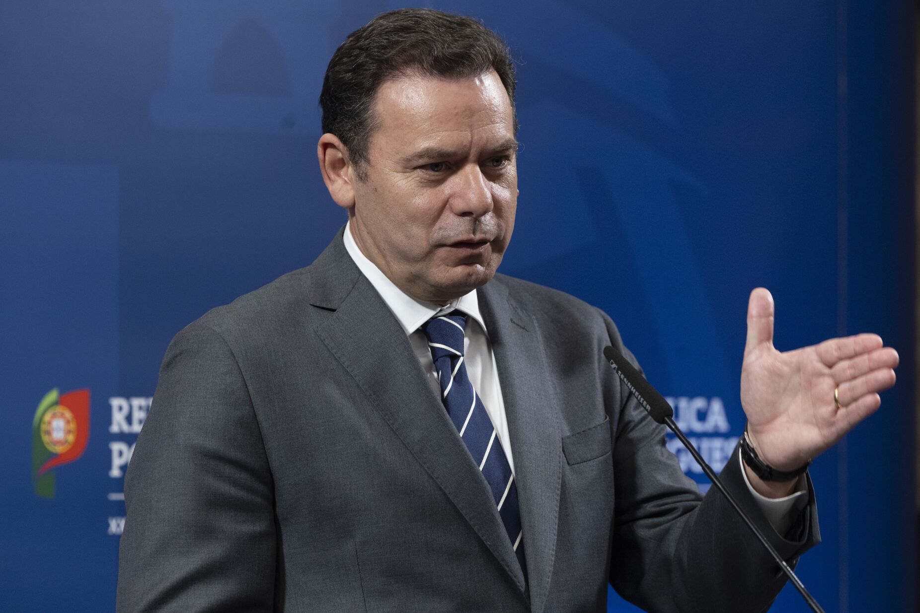 Governo assinou contratos de 1500 milhões de euros em três meses Governo assinou contratos de 1500 milhões de euros em três meses