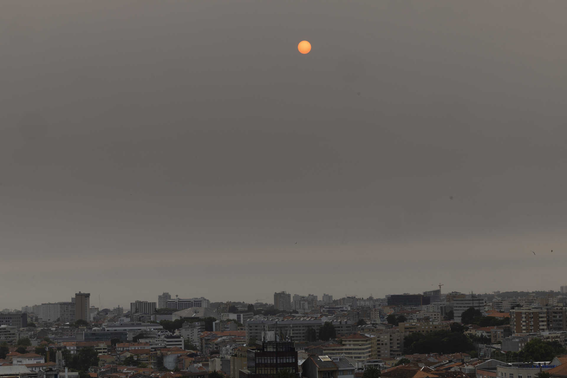 Fumos dos incêndios do Canadá dissipam-se sobre o continente nas ... Fumos dos incêndios do Canadá dissipam-se sobre o continente nas ...