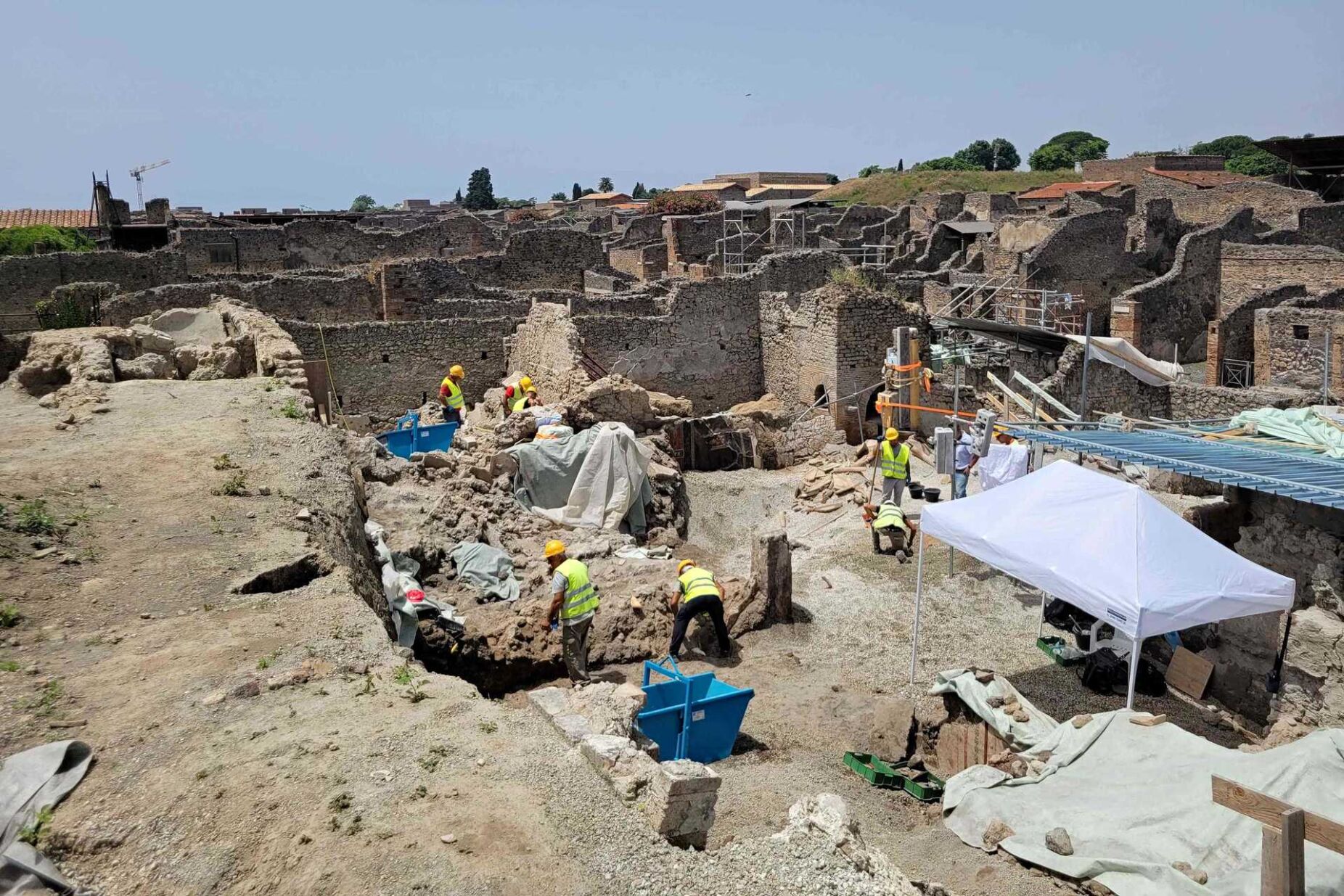 Arqueólogos descobrem padaria nas ruínas de Pompeia Arqueólogos descobrem padaria nas ruínas de Pompeia