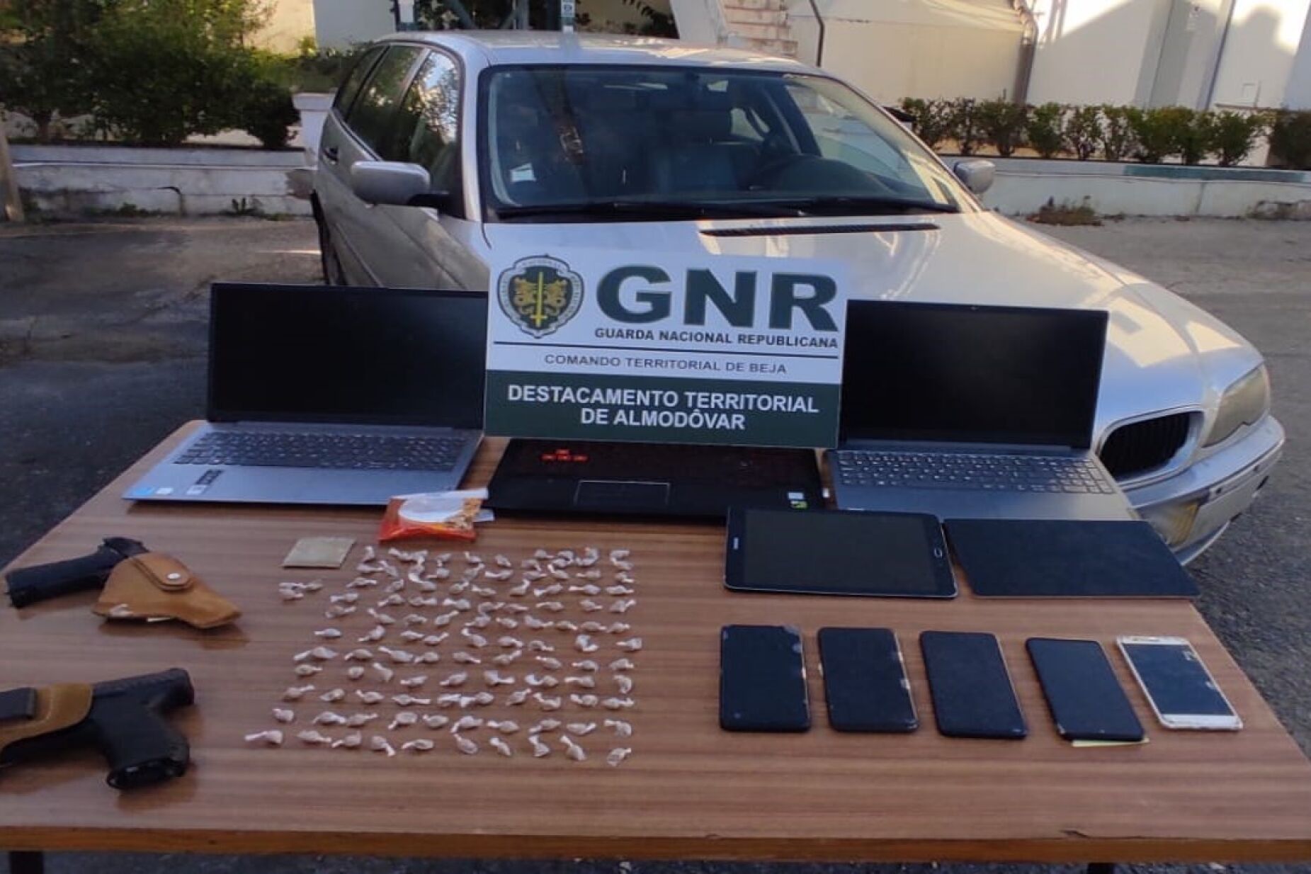 Gnr Deteve Cinco Traficantes E Apreendeu Droga E Armas