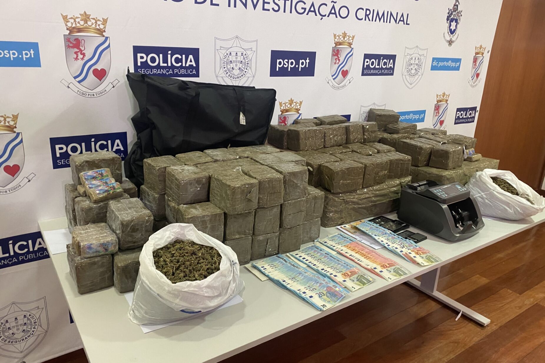 Transportador E Cabecilha De Rede Apanhados Com 150 Mil Euros Em Droga