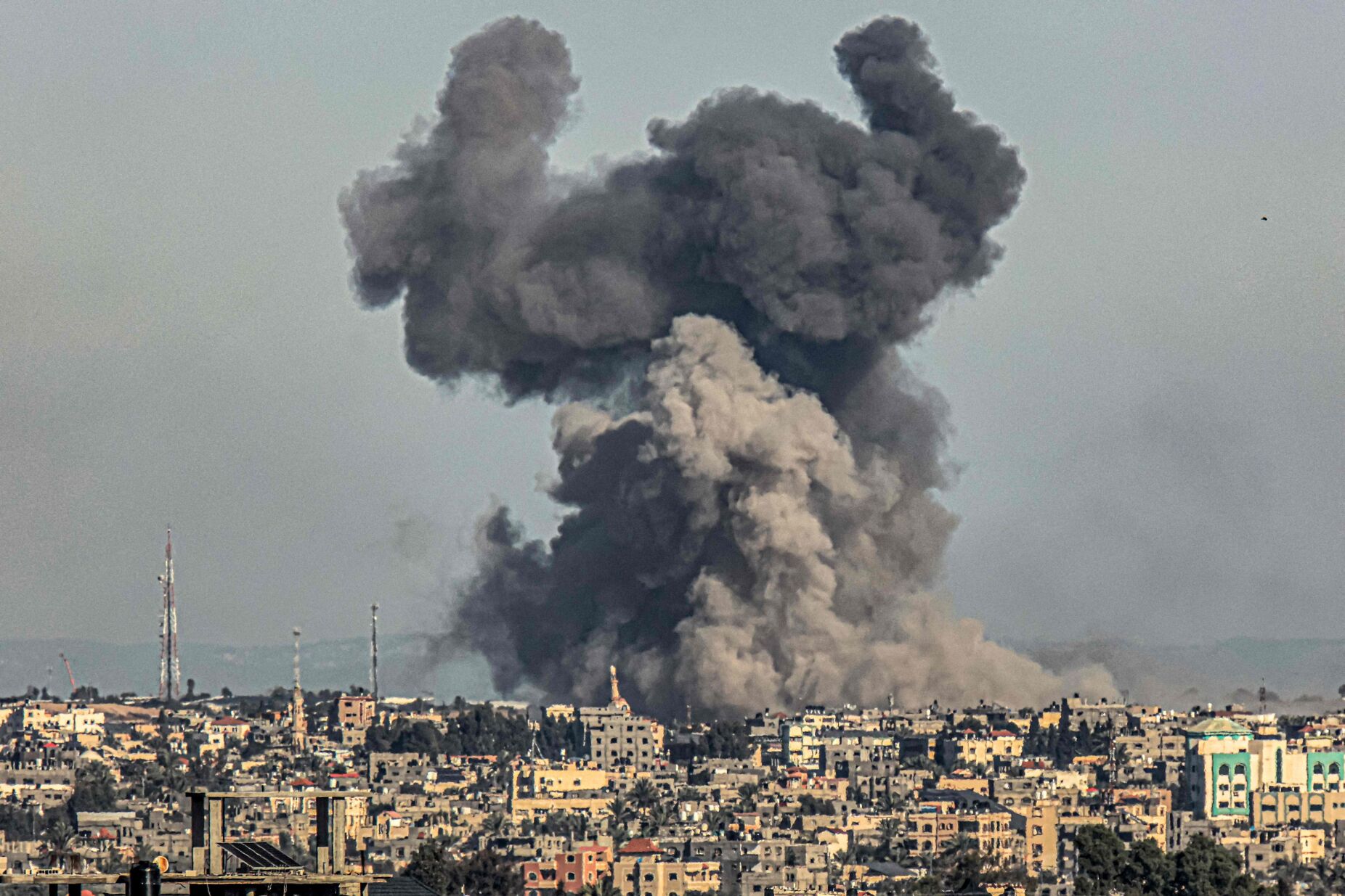 Dezenas de mortos e feridos em bombardeamentos israelitas na Faixa de Gaza Dezenas de mortos e feridos em bombardeamentos israelitas na Faixa de Gaza