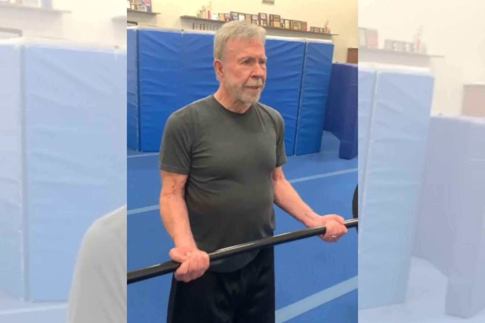 Chuck Norris levanta 240 quilos aos 84 anos e deixa fãs chocados - Men ...