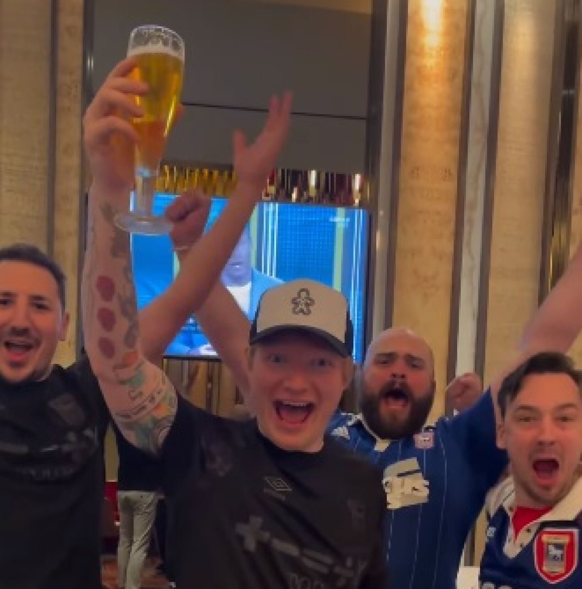 Ed Sheeran vibrou com subida do Ipswich à Premier League. Veja o vídeo Ed Sheeran vibrou com subida do Ipswich à Premier League. Veja o vídeo