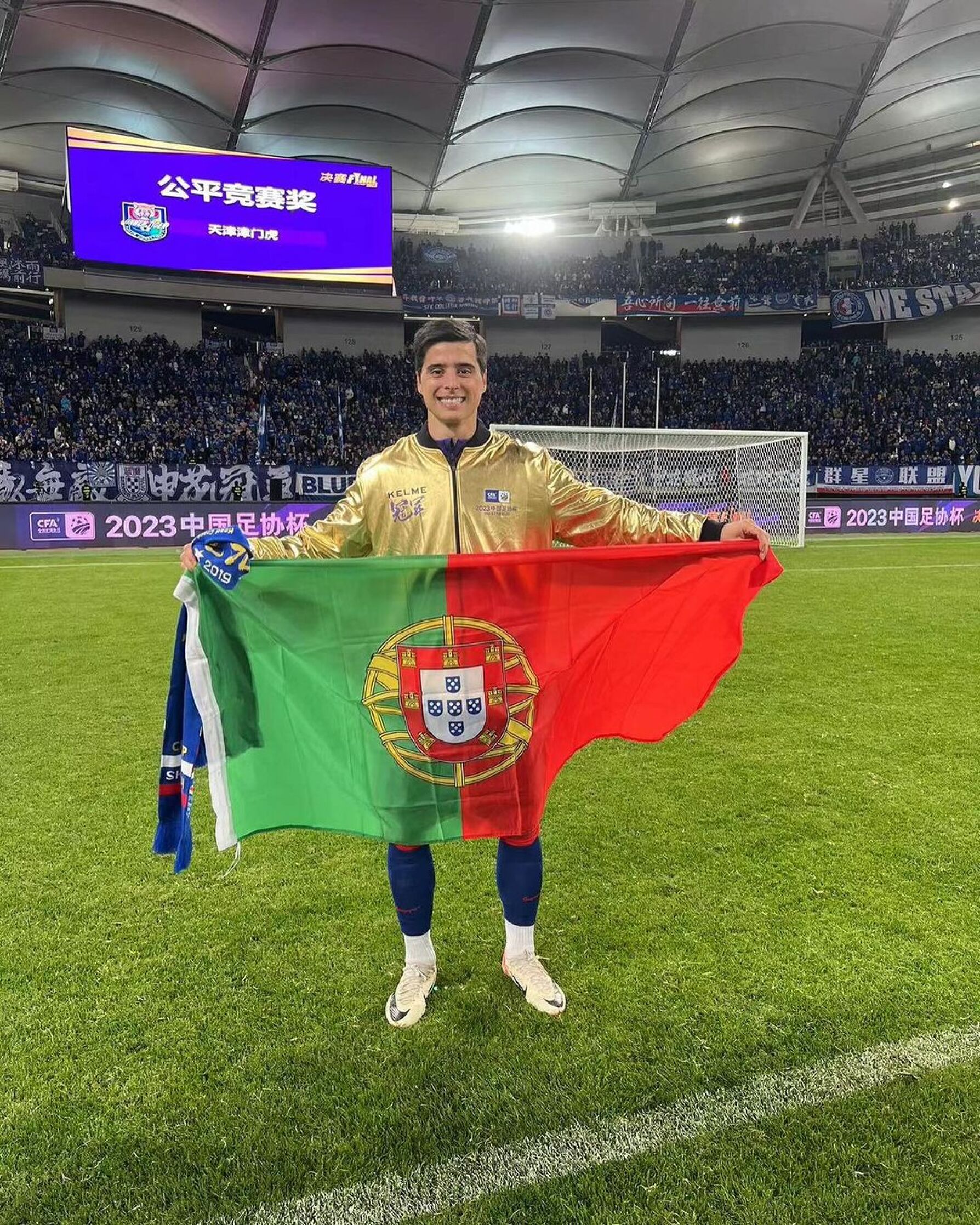 João Carlos Teixeira festeja a conquista da Taça da China João Carlos Teixeira festeja a conquista da Taça da China
