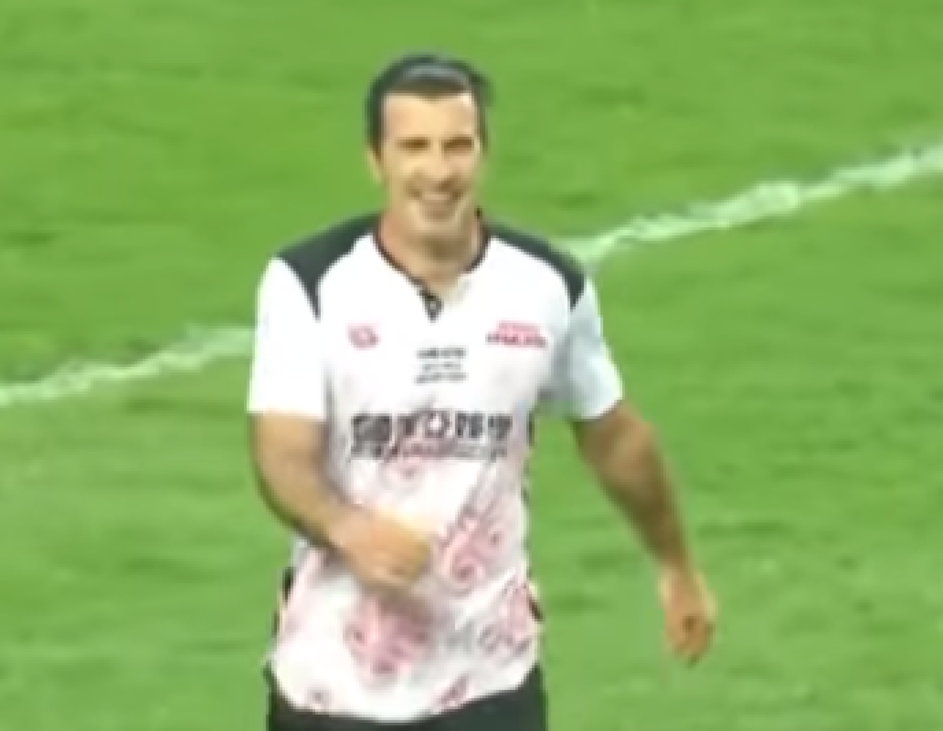 Figo marca dois golaços em jogo de lendas: veja aqui Figo marca dois golaços em jogo de lendas: veja aqui