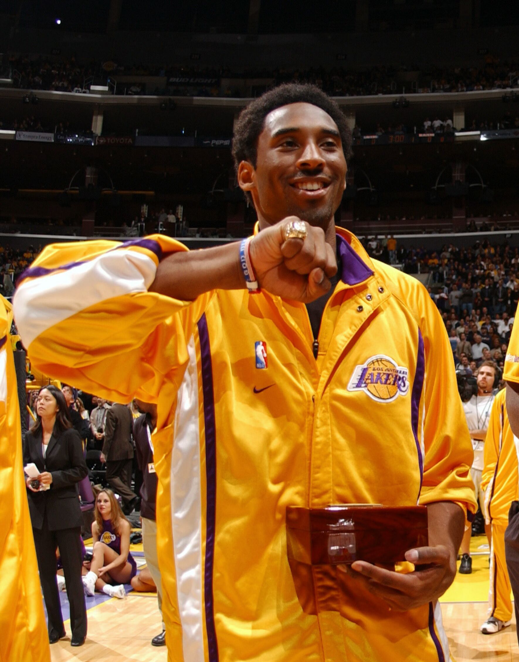 Anel de campeão da NBA de Kobe Bryant bate recorde em leilão Anel de campeão da NBA de Kobe Bryant bate recorde em leilão