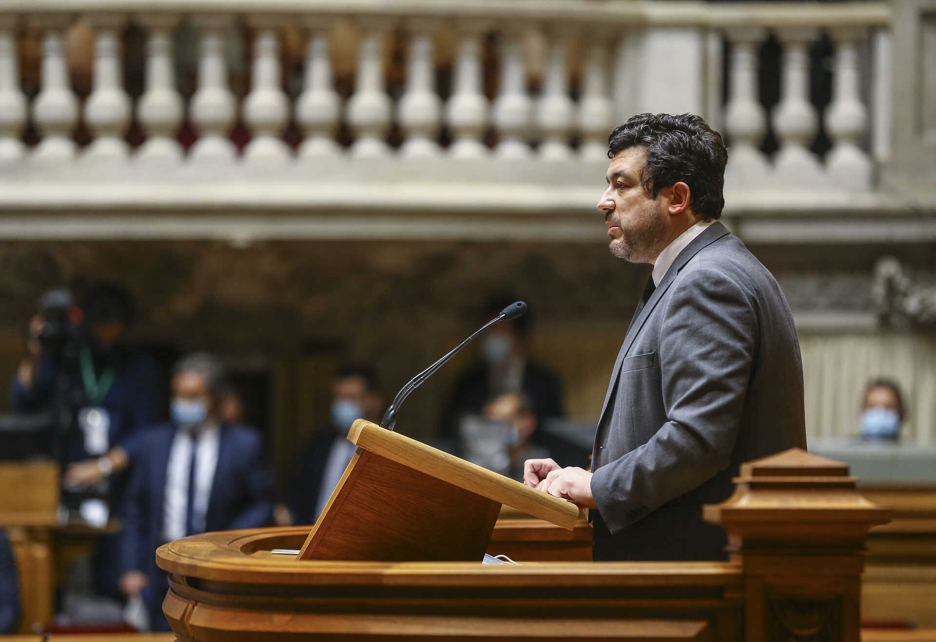 PS cola Maria Luís Albuquerque à austeridade e aponta "perfil distinto ...