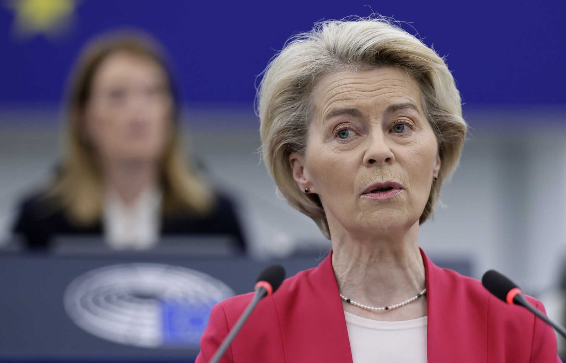 Von der Leyen critica moção de censura oriunda de "mundo de conspirações"