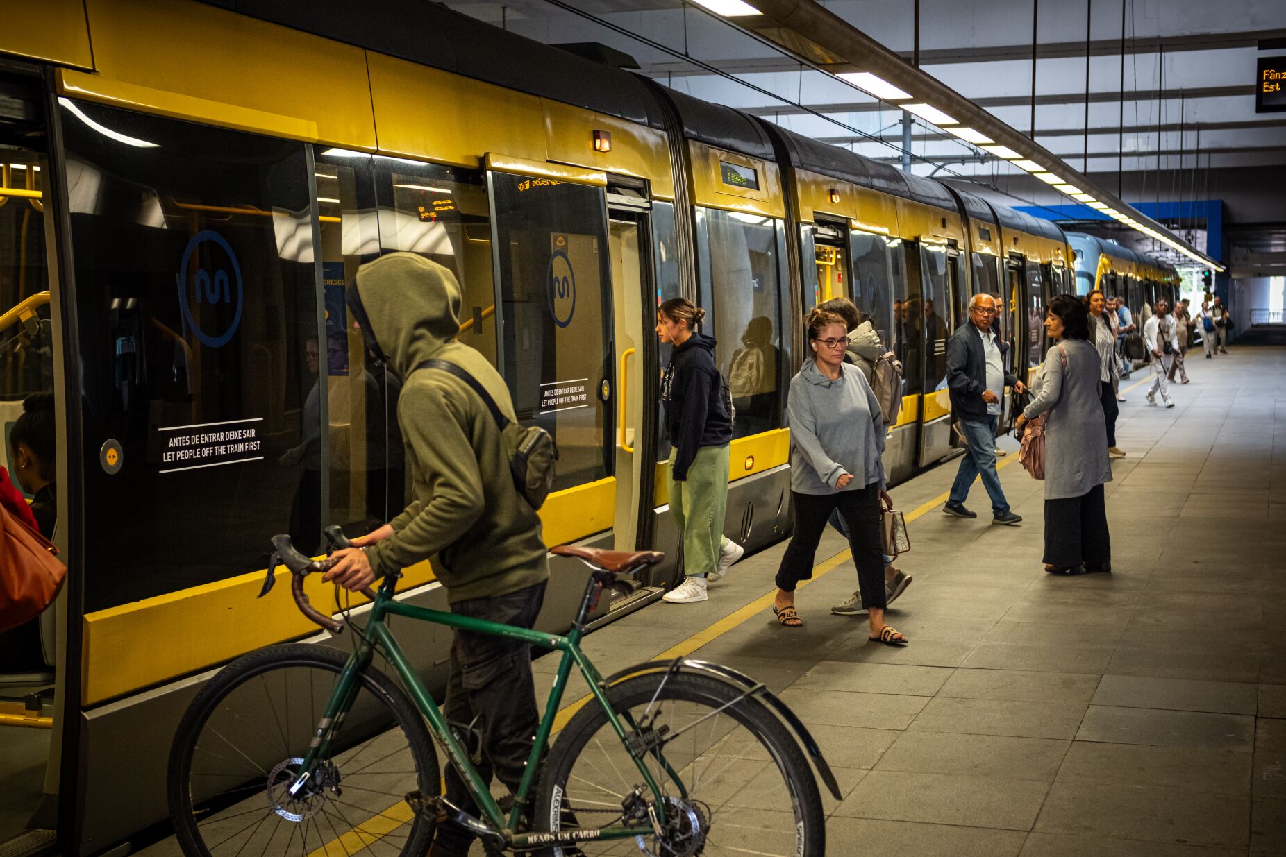 Governo anuncia ter saldado contas de passes gratuitos para estudantes ...